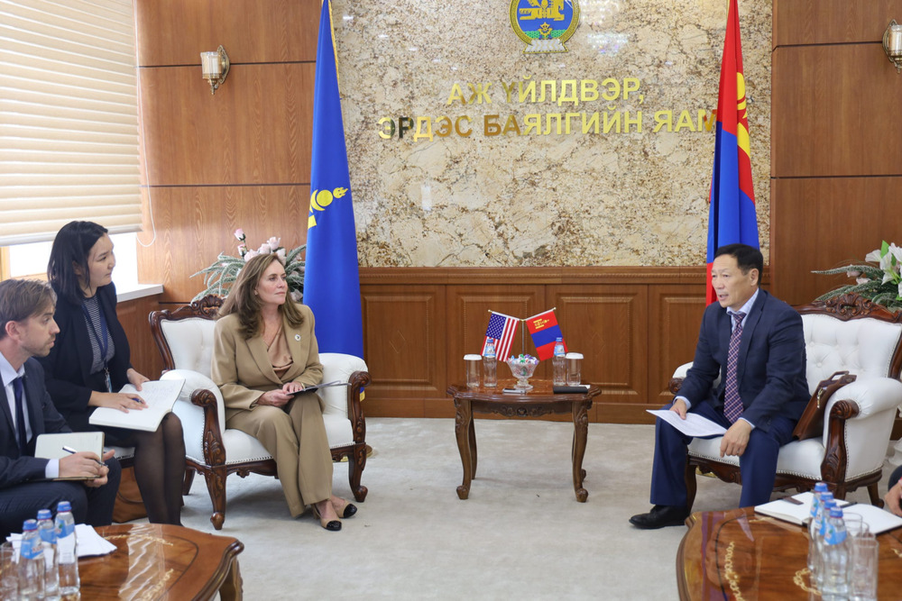 Аж үйлдвэр Эрдэс баялгийн яамны Төрийн нарийн бичгийн дарга С Магнайсүрэн АНУ ын Дэлхий дахины